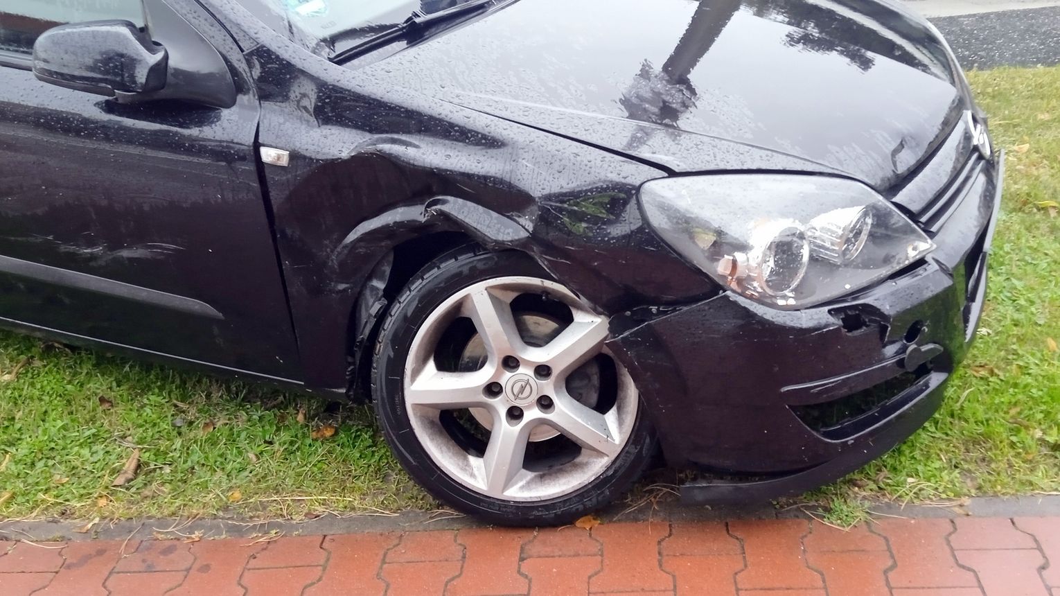 Zderzenie Opla z Renault w Dzierżoniowie Zderzenie Opla z Renault w Dzierżoniowie