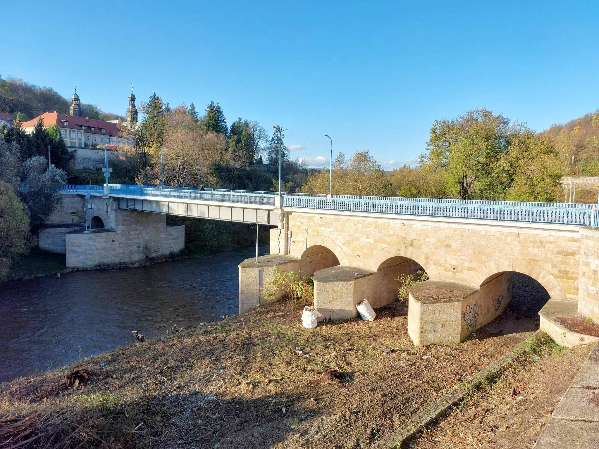 Trwa remont koryta Nysy Kłodzkiej, również przy kłodzkich mostach [zdjęcia]